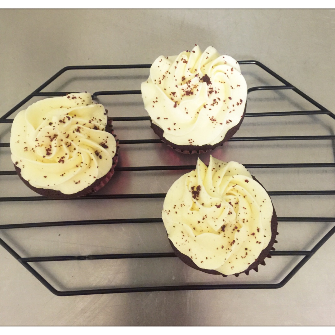 【红丝绒杯子蛋糕（酸奶油Q弹版）Red velvet cupcake图片】安宁_za7f_下厨房