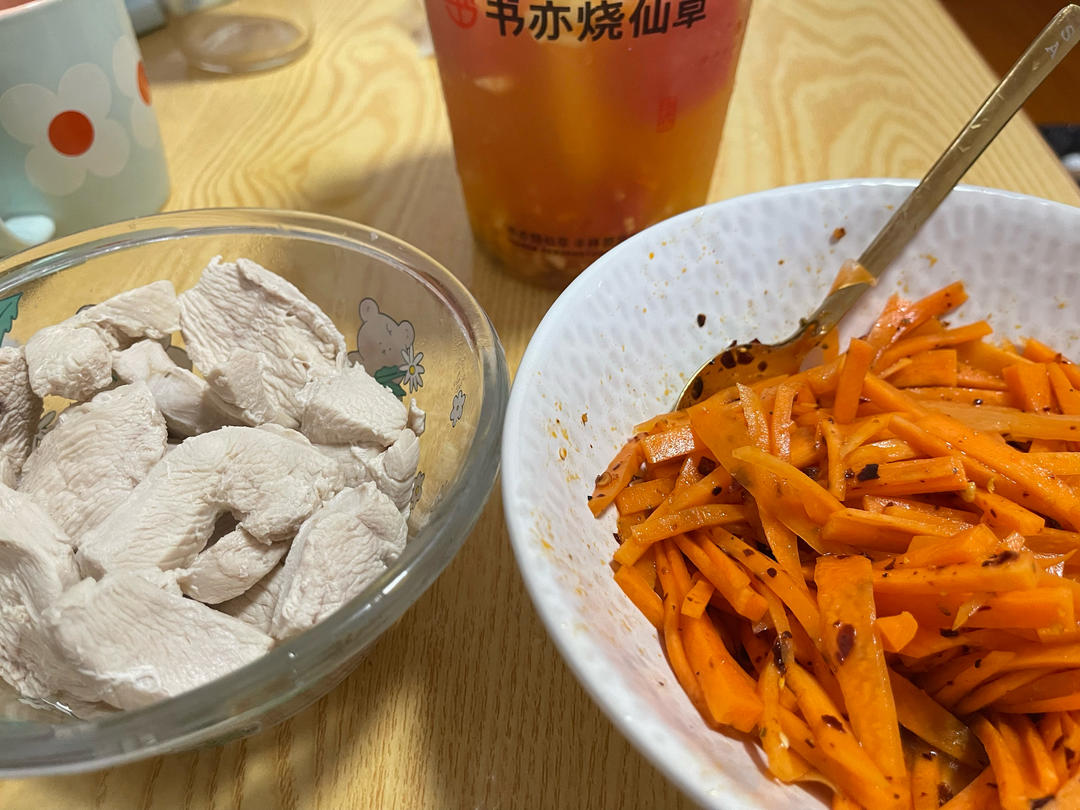 【水煮也粉嫩不干柴的鸡胸肉【附万能蘸水】图片】Meiyangyang_下厨房