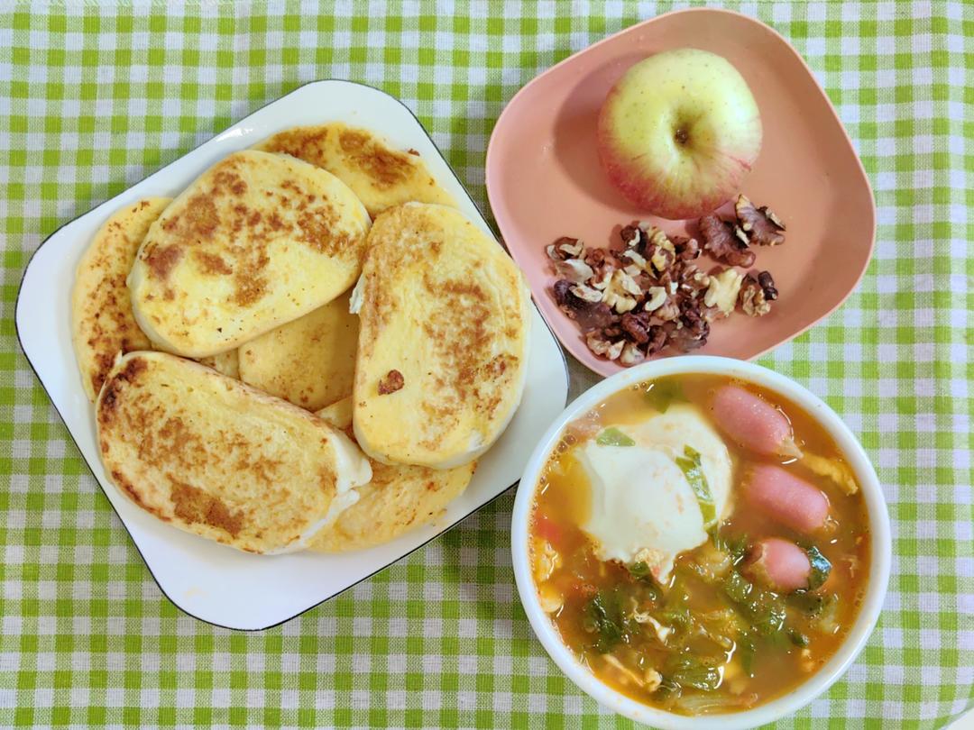 【开饭啦，今天吃个小时候的回忆：香煎馒头片，番茄火腿鸡蛋汤，苹果，核桃。的做法步骤图】蛋糕微甜_下厨房