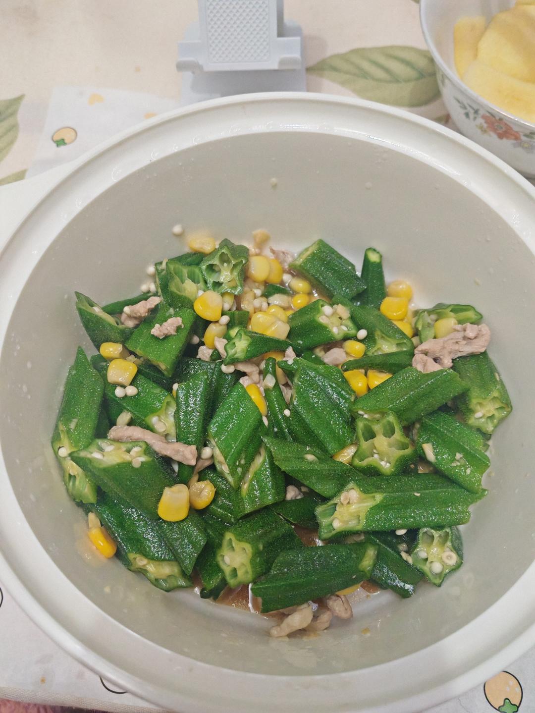 【微波炉秋葵炒肉的做法步骤图，怎么做好吃】月亮上的玛奇朵_下厨房