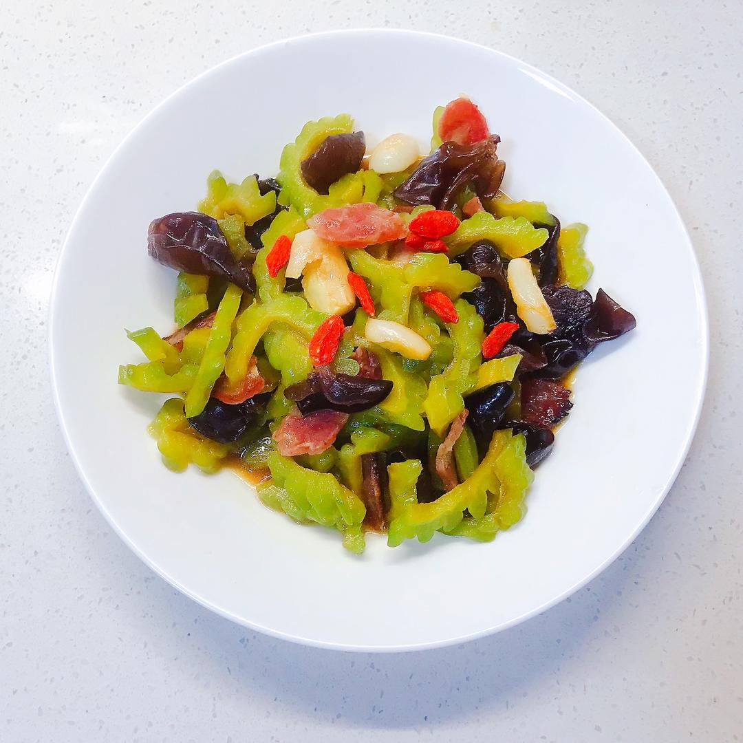 【黑木耳苦瓜炒腊肠 by wqy的做法步骤图】吴青芸_下厨房